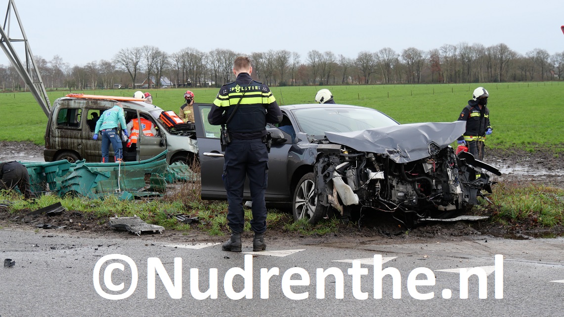 Twee gewonden na botsing auto's in Stuifzand - Numeppel