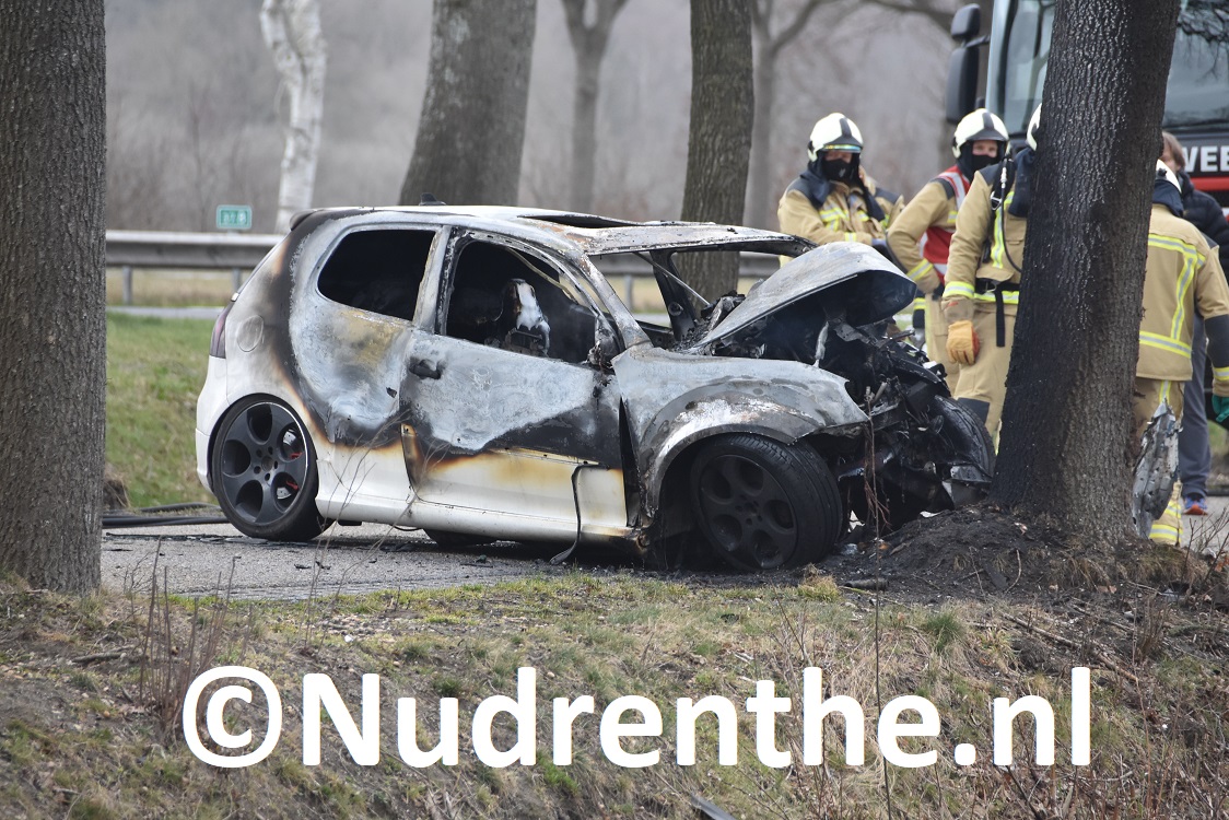 Ernstig ongeval, auto tegen boom en vliegt in de brand Havelte (UPDATE) - Numeppel
