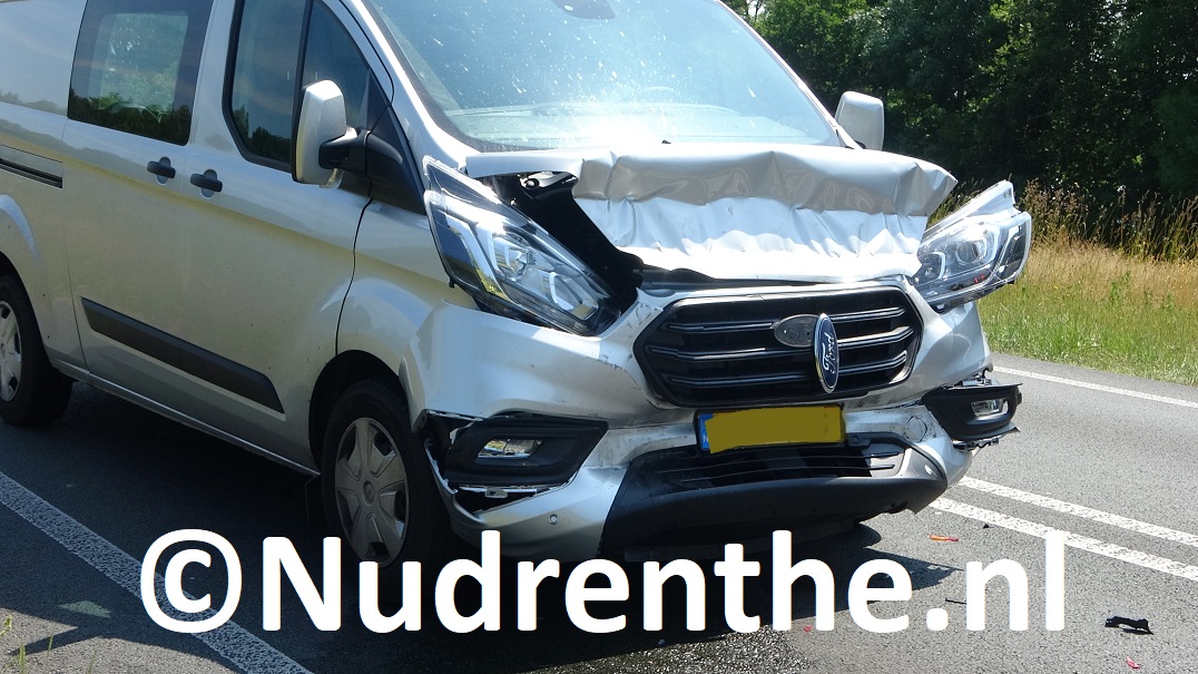 Busje botst tegen achterzijde vrachtwagen in Meppel - Numeppel