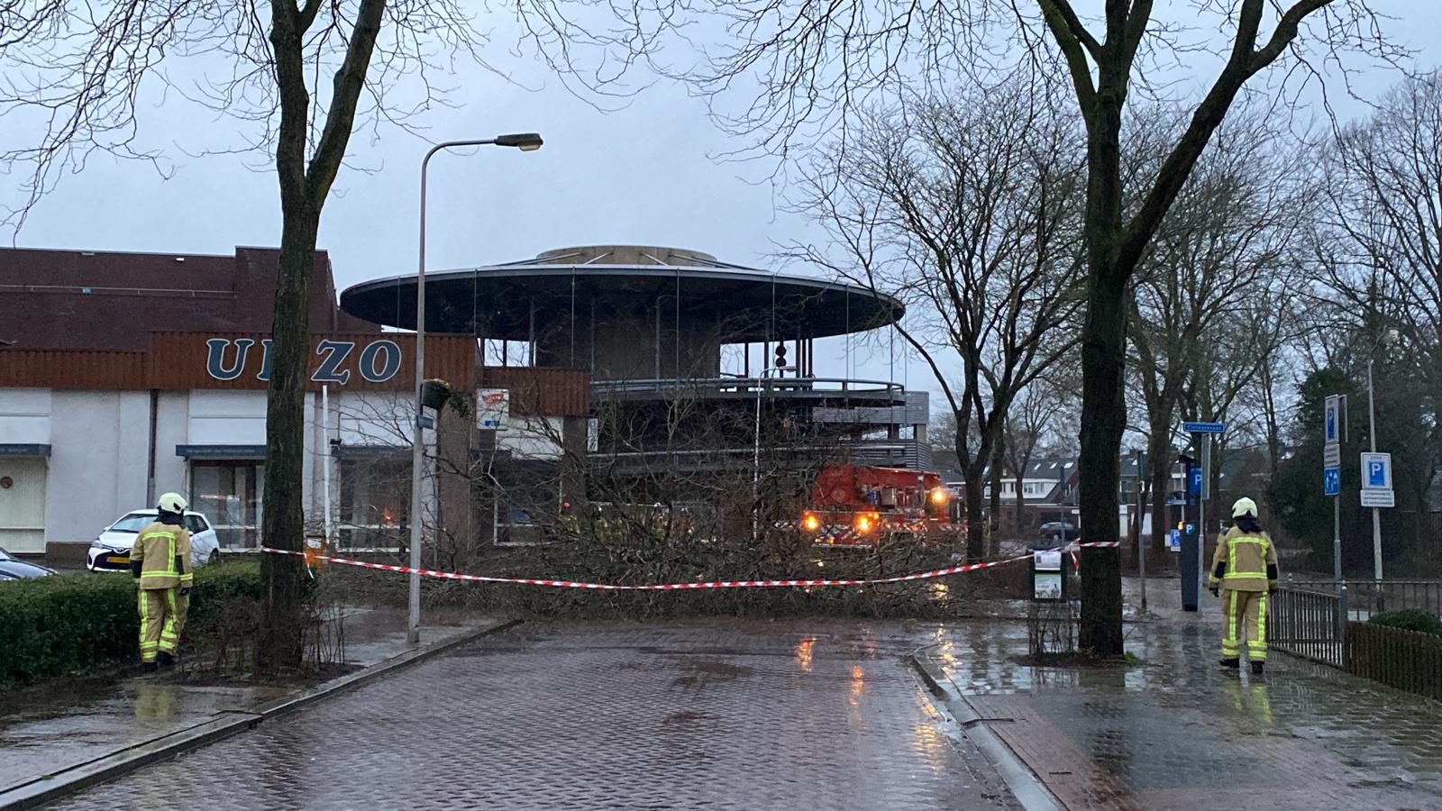 Gevaarlijke situatie doordat een boom scheef stond, de brandweer heeft ...