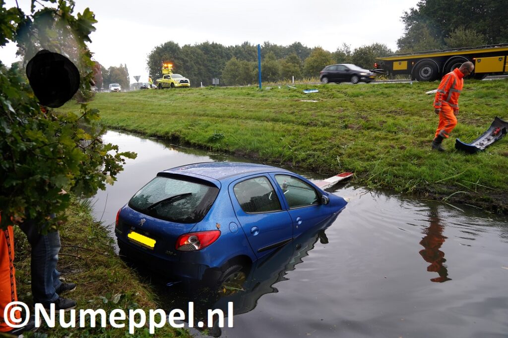 Auto rijdt op afrit A28 water Hoogeveen in - Numeppel