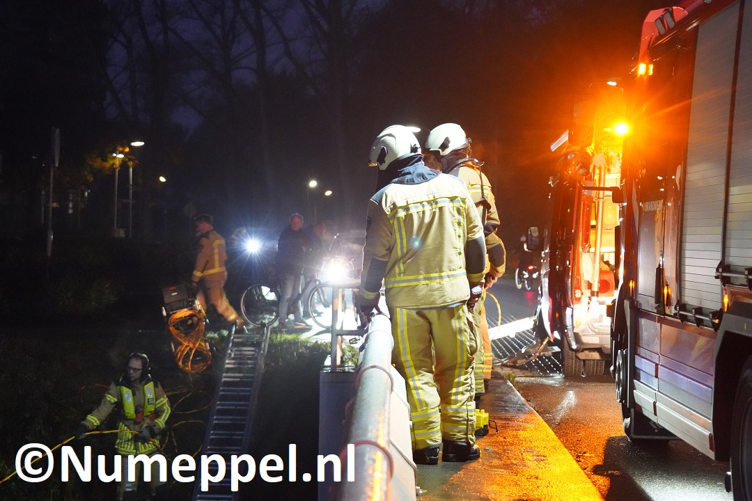 Duikers en brandweerboot rukken uit voor persoon te water aan de ...