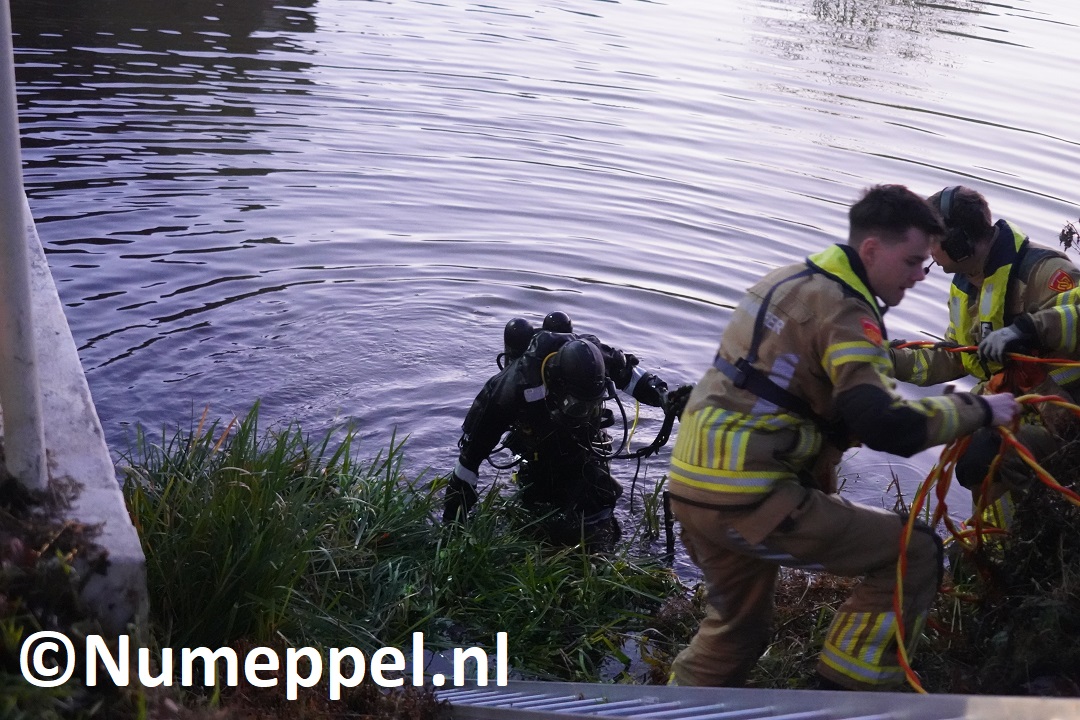 Duikers en brandweerboot rukken uit voor persoon te water aan de ...