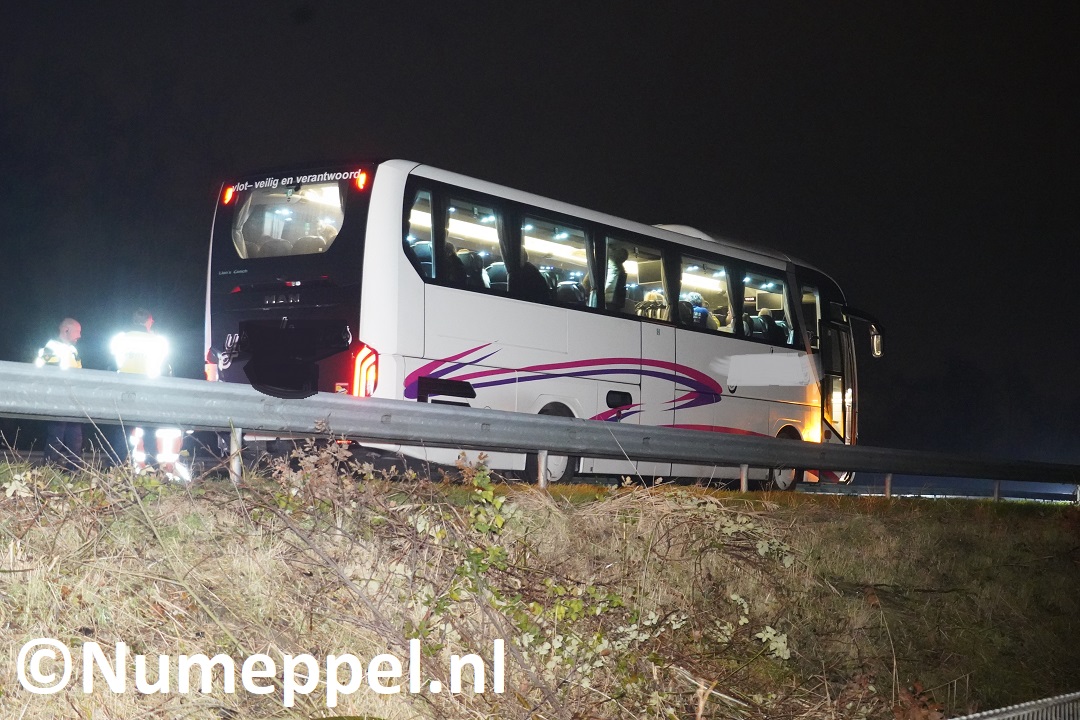 Ongeval met bus en meerdere auto's op de A28 bij Meppel - Numeppel