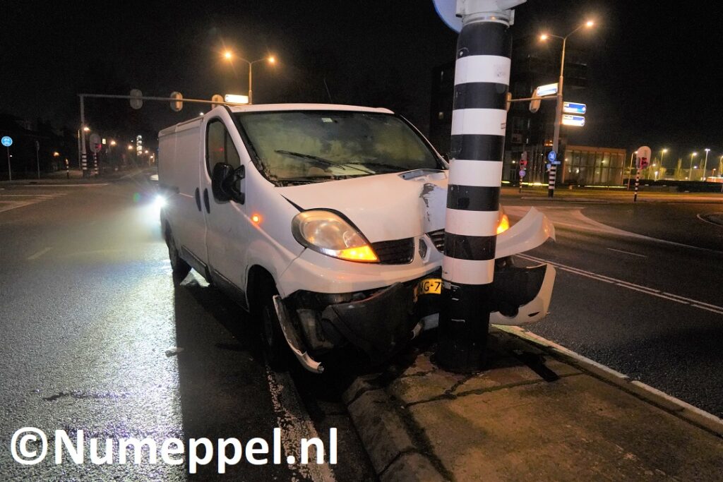 Bestelbus botst tegen paal van een stoplicht aan Hoogeveenseweg in Meppel - Numeppel