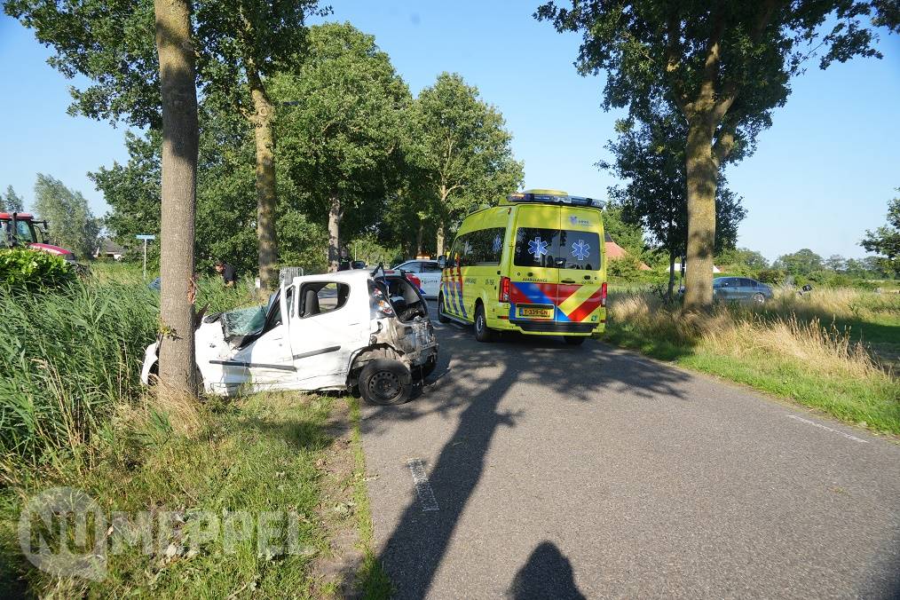 Update: Gewonde na botsing met twee auto’s op kruising in Nijeveen - Numeppel