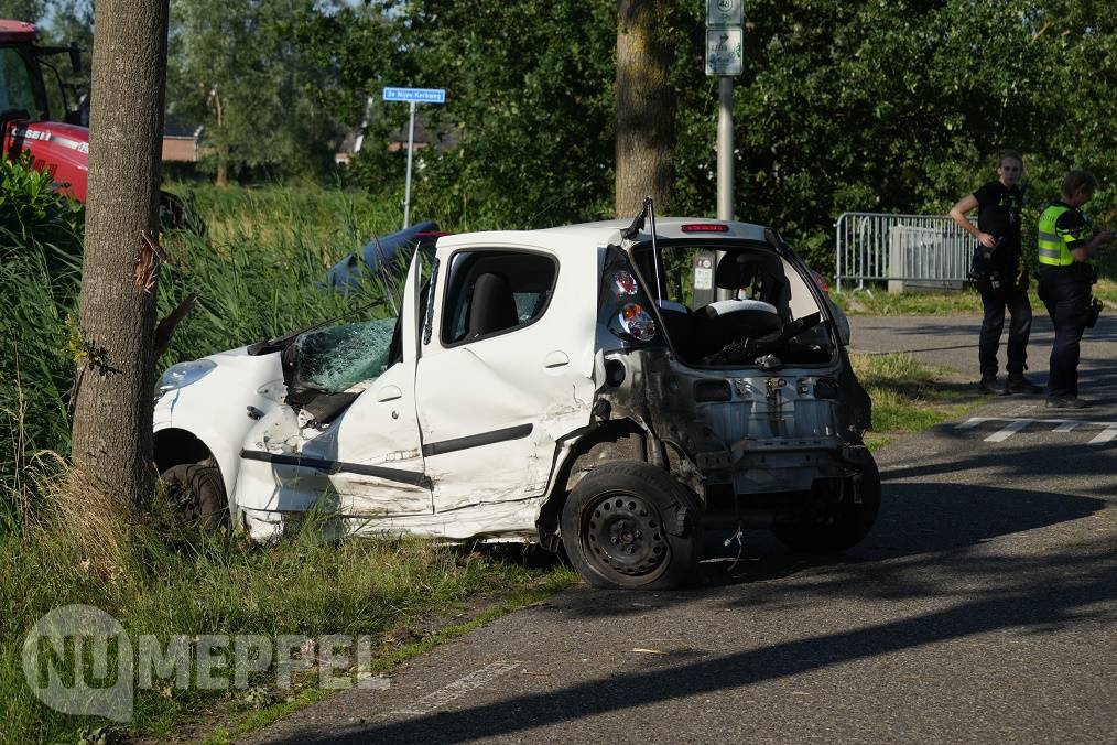 Update: Gewonde na botsing met twee auto’s op kruising in Nijeveen - Numeppel