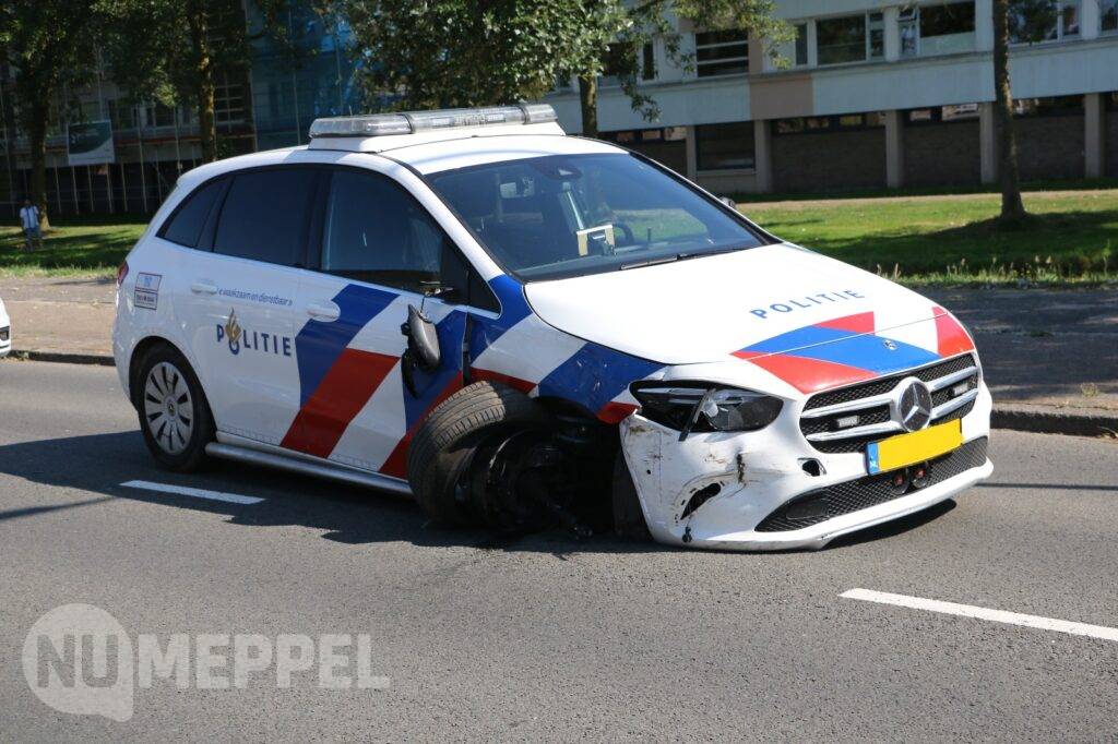 Zware schade aan politieauto na aanrijding in Hoogeveen - Numeppel