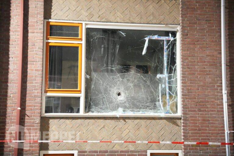 Raam in woning Thorbeckelaan Meppel vernield - Numeppel