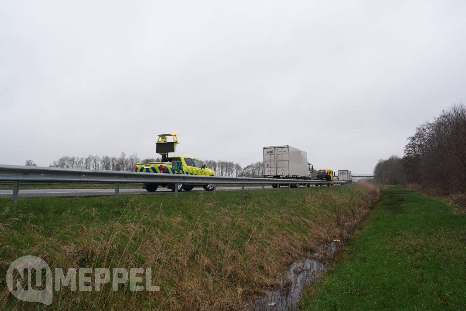 Auto botst tegen vrachtwagen op A28 bij Meppel - Numeppel