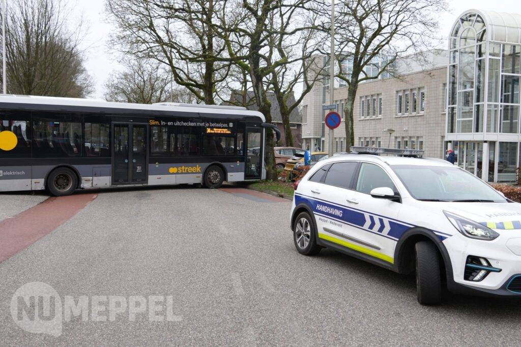 Eenzijdig ongeval met lijnbus op Leonard Springerlaan in Meppel - Numeppel