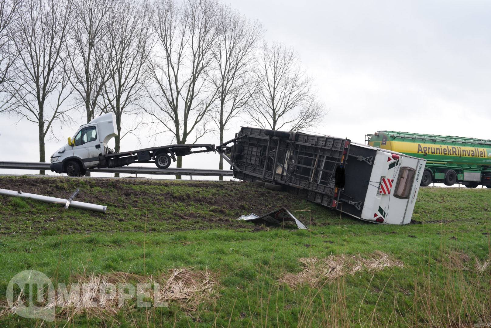 UPDATE: Kleine vrachtwagen met oplegger met twee caravans gekanteld op ...
