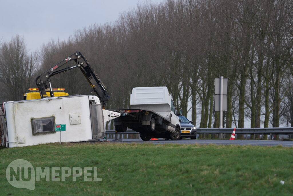 UPDATE: Kleine vrachtwagen met oplegger met twee caravans gekanteld op A32 bij Meppel (Video ...