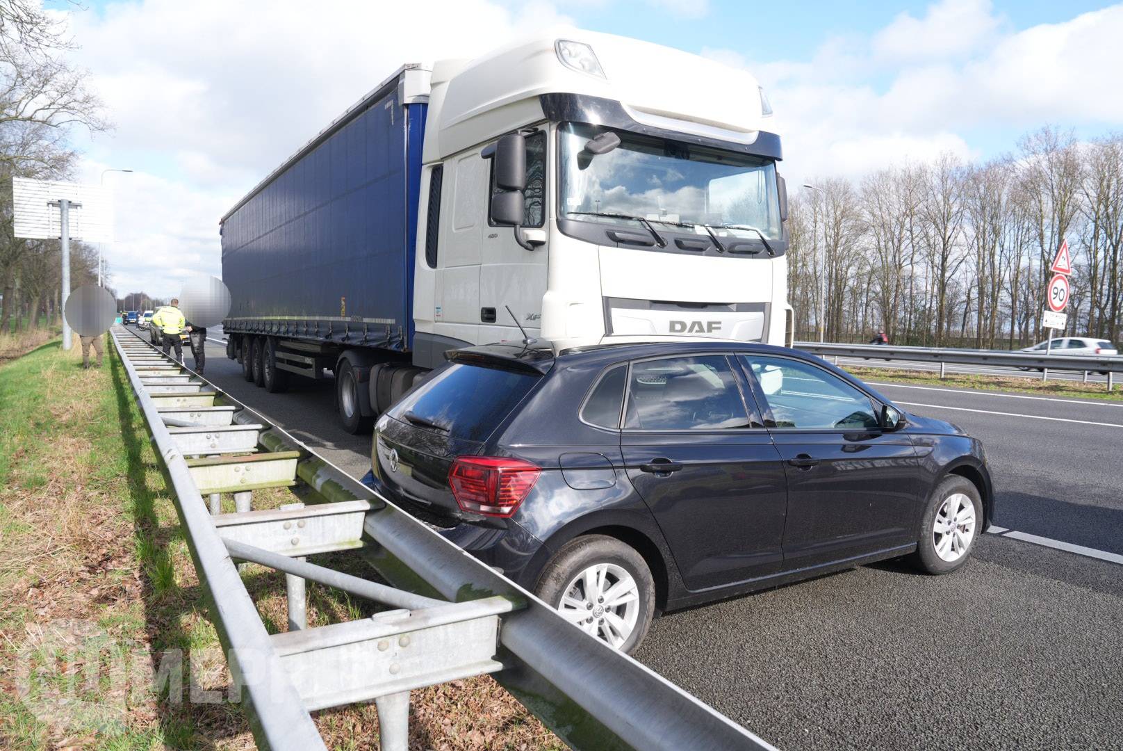 Botsing tussen auto en vrachtwagen op A28 bij knooppunt Lankhorst - Numeppel