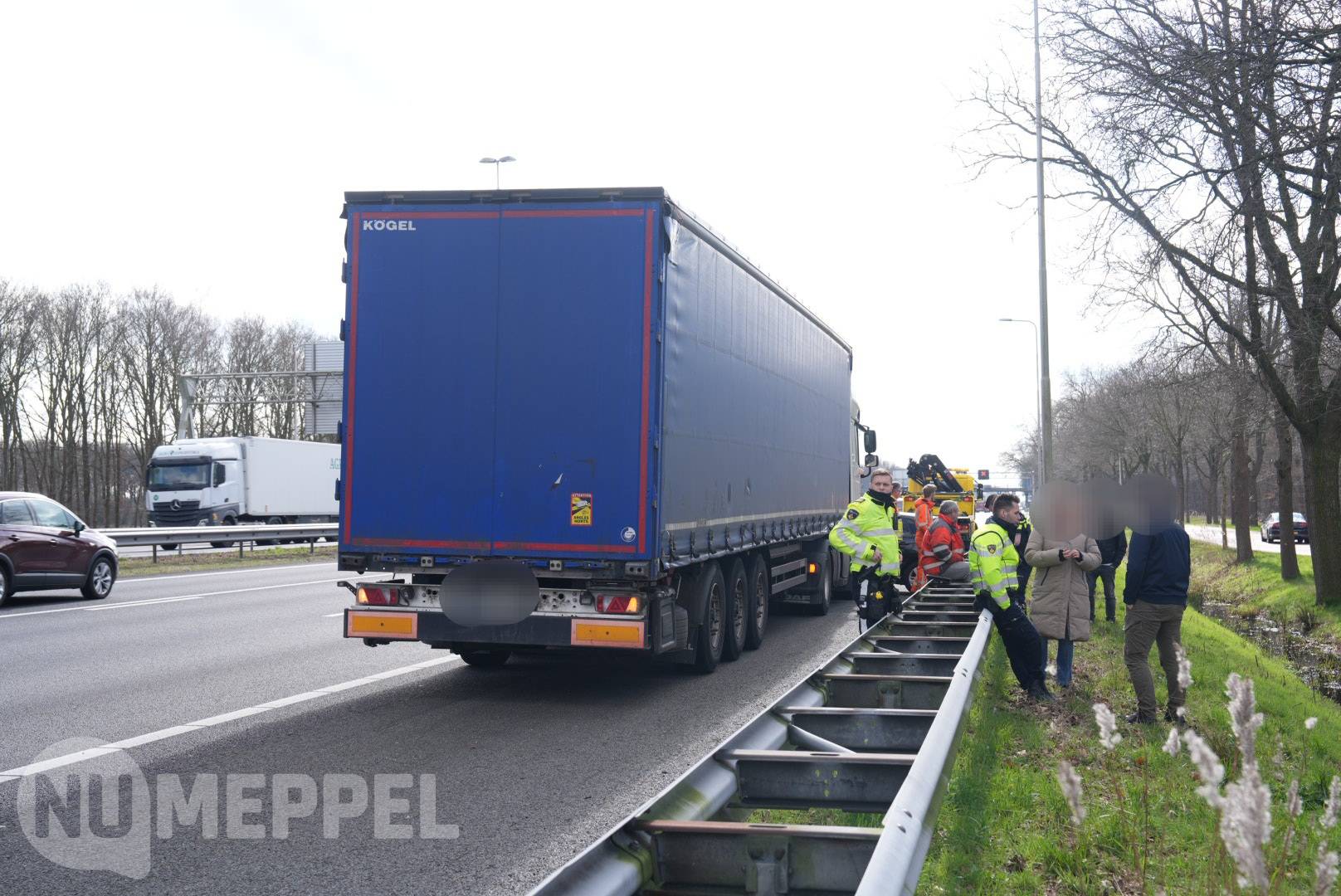 Botsing tussen auto en vrachtwagen op A28 bij knooppunt Lankhorst - Numeppel