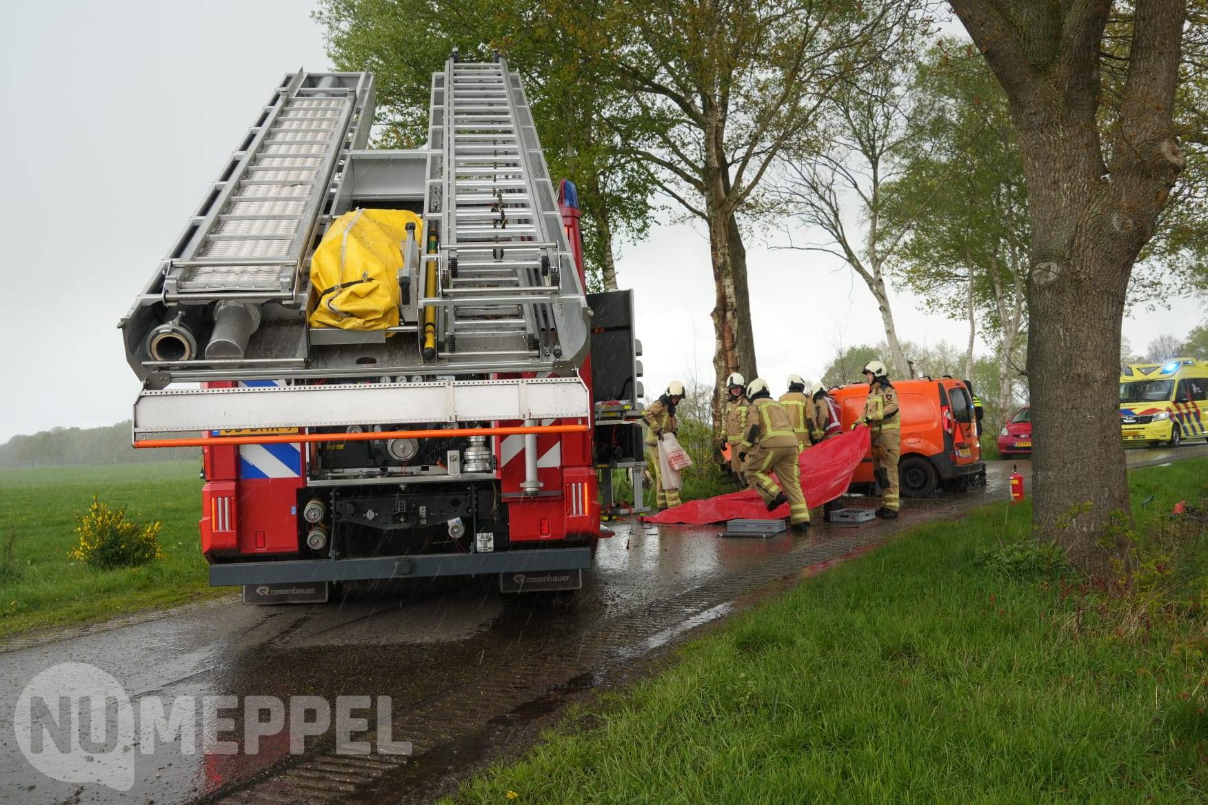 UPDATE: 17-jarige bestuurder ernstig gewond na botsing tegen boom in Zuidwolde - Numeppel