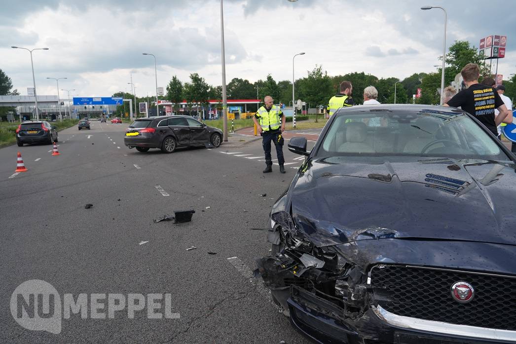 Botsing met twee auto's op Ceintuurbaan Zwolle - Numeppel