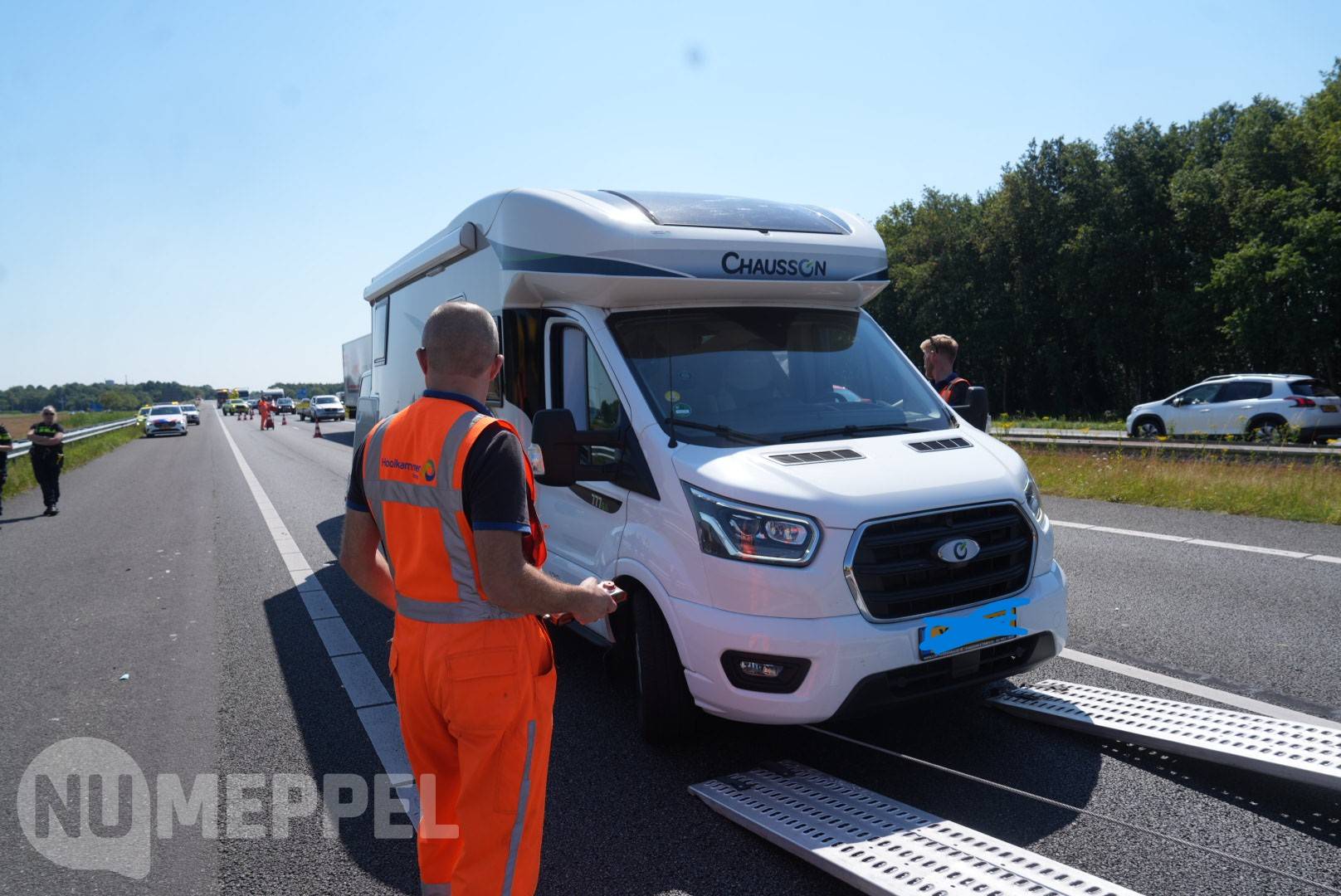 Busje doorboort achterkant camper op A28 bij Meppel - Numeppel