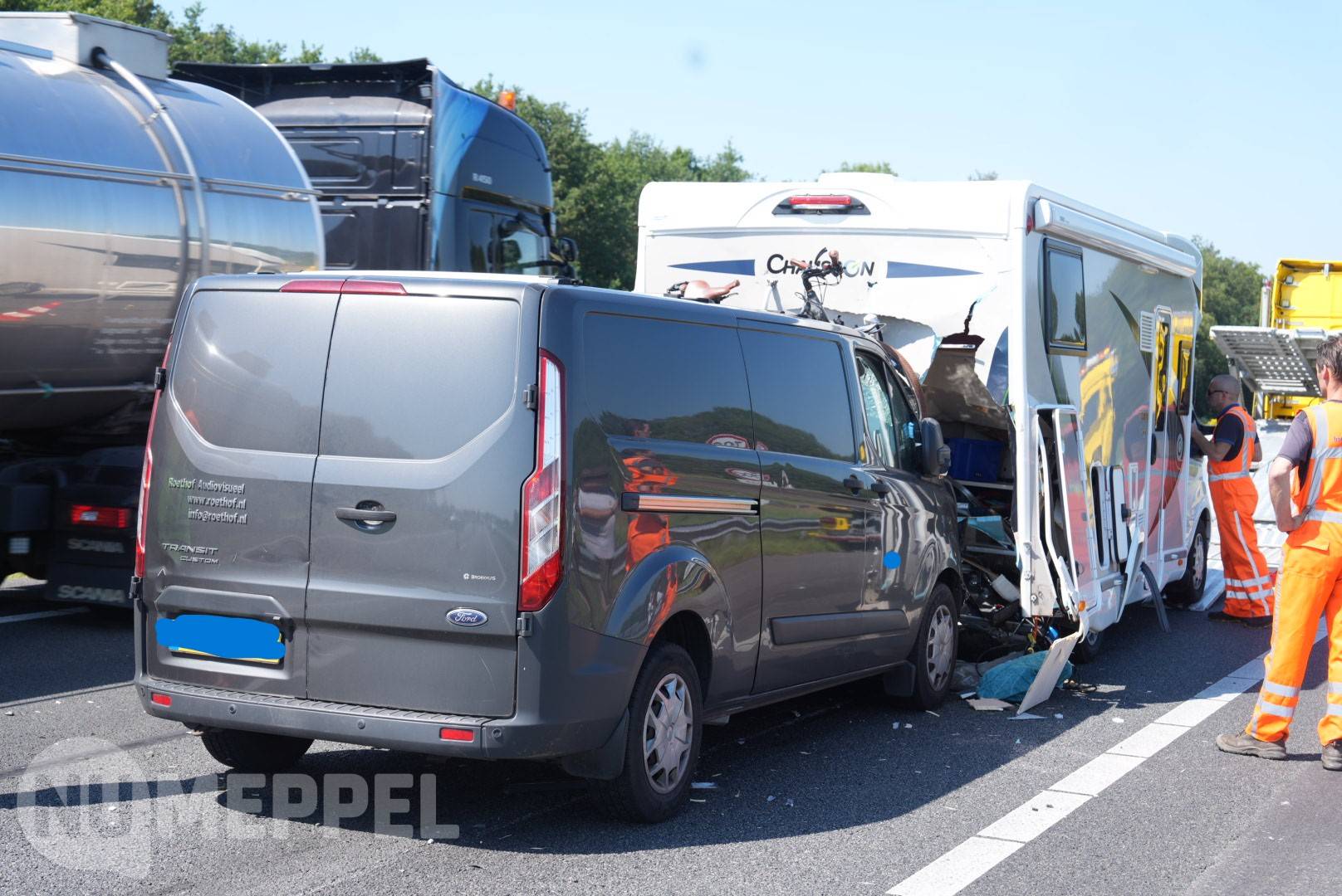 Busje doorboort achterkant camper op A28 bij Meppel - Numeppel