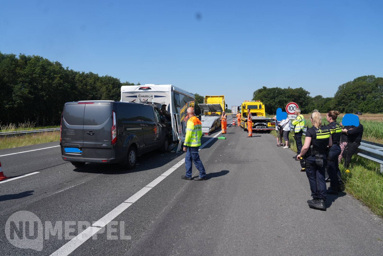 Busje doorboort achterkant camper op A28 bij Meppel - Numeppel