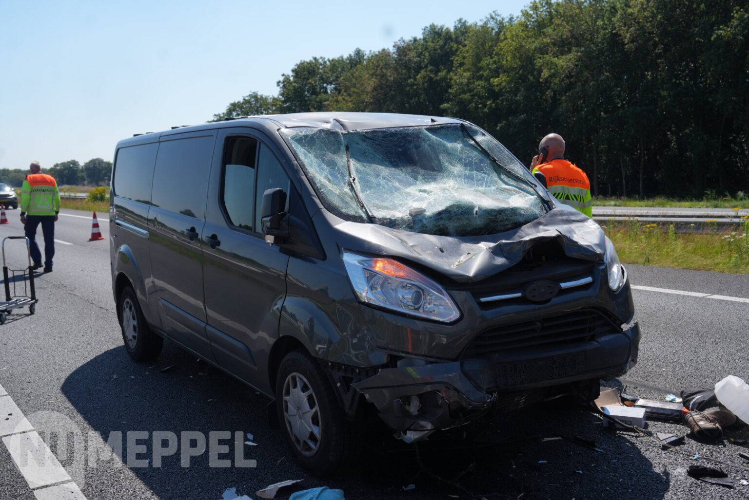 Busje doorboort achterkant camper op A28 bij Meppel - Numeppel