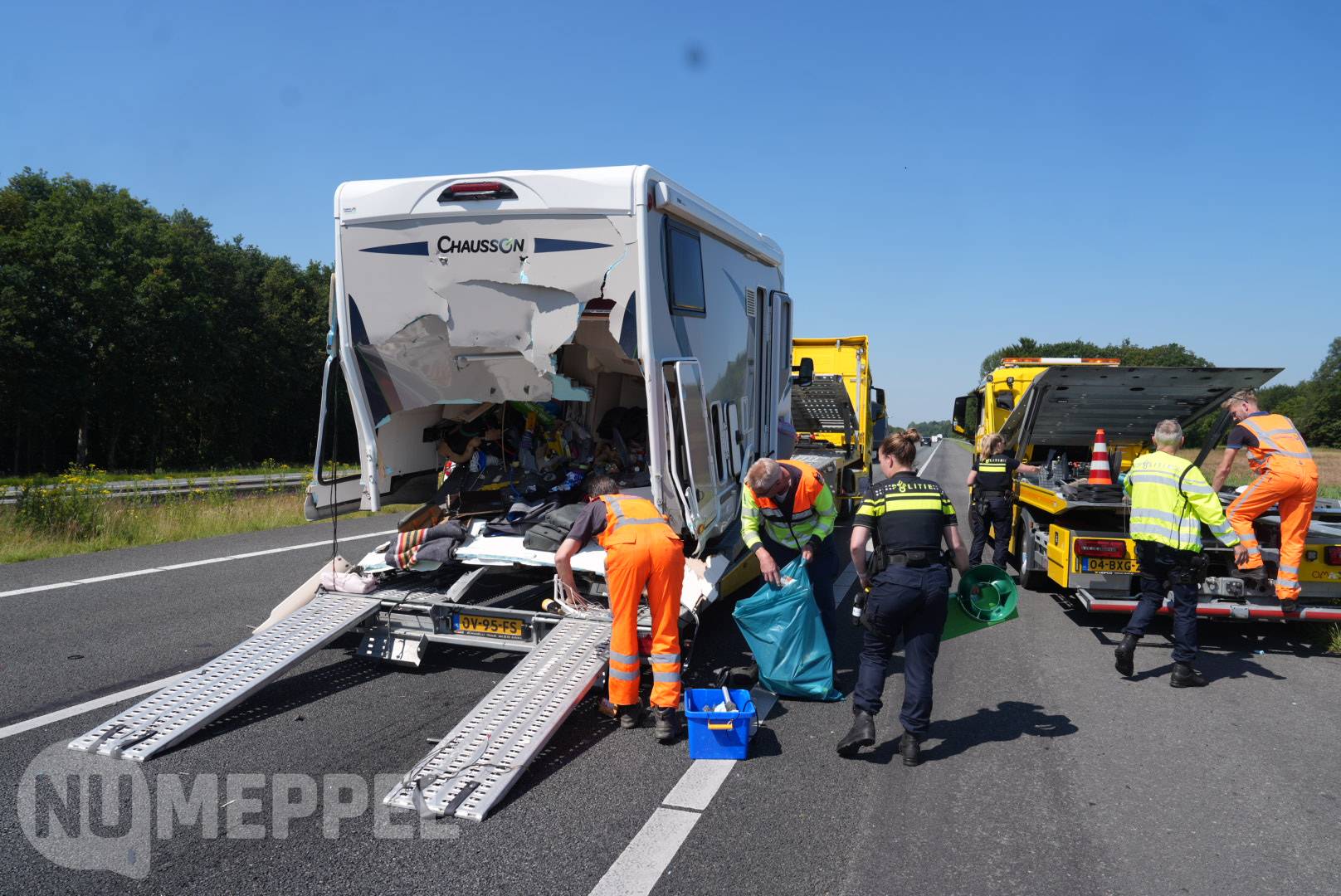 Busje doorboort achterkant camper op A28 bij Meppel - Numeppel