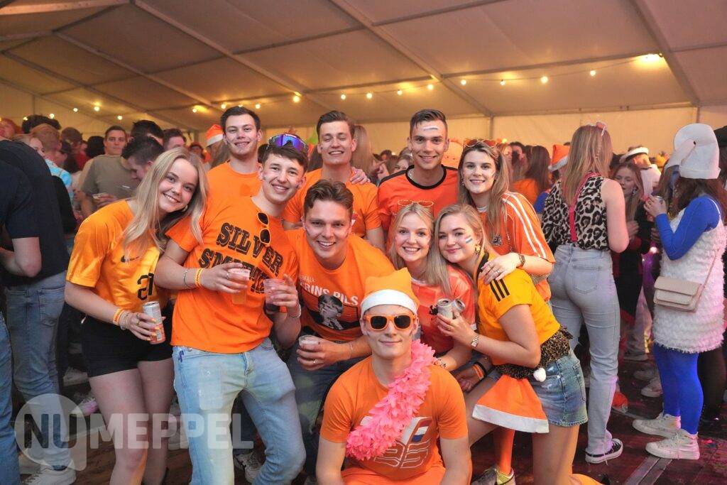 25 april 2025: Groot feest tijdens 'Fout Oranje Feest' in Staphorst (Foto's) - Numeppel
