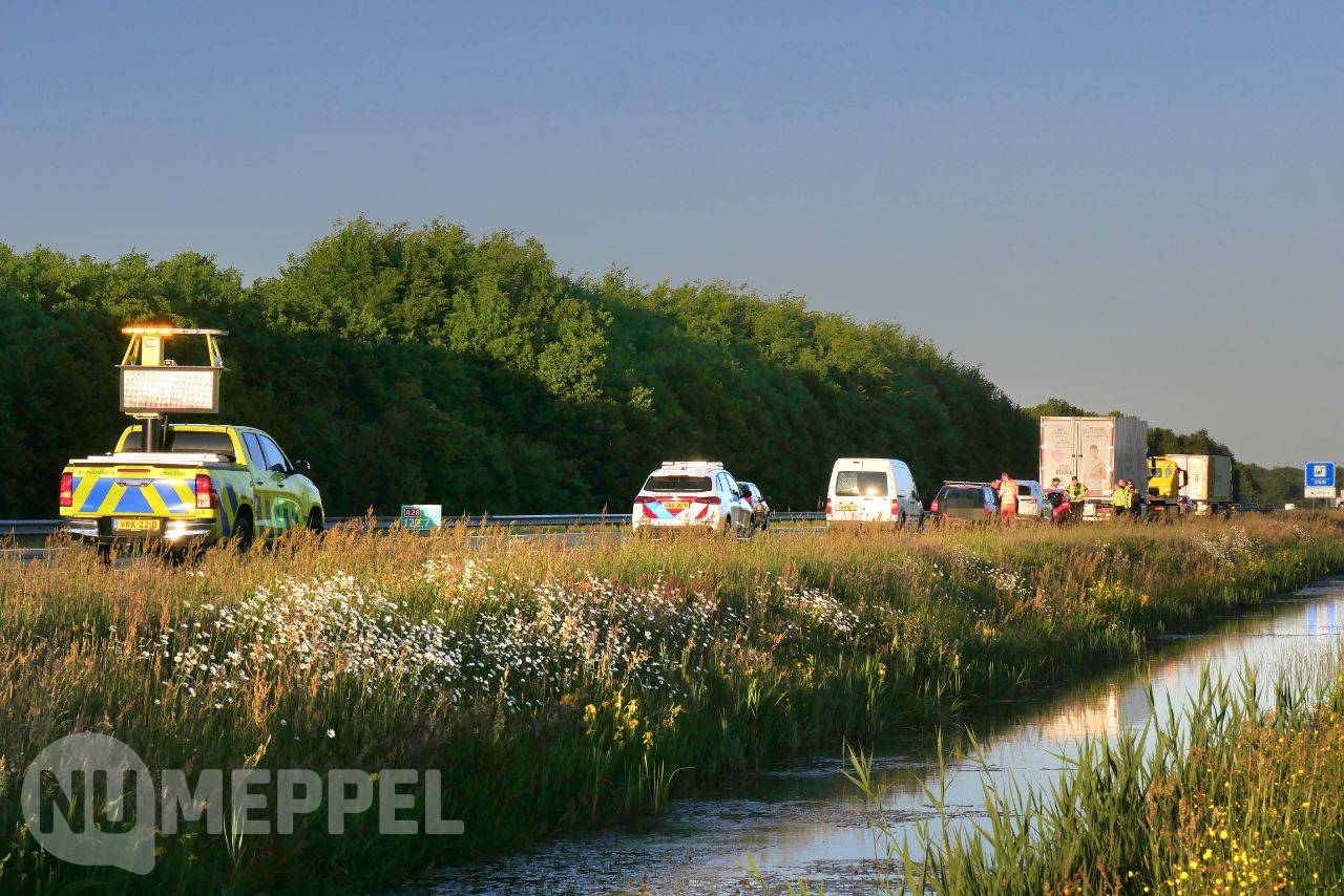 Auto botst op vrachtwagen op A28 bij De Wijk - Numeppel