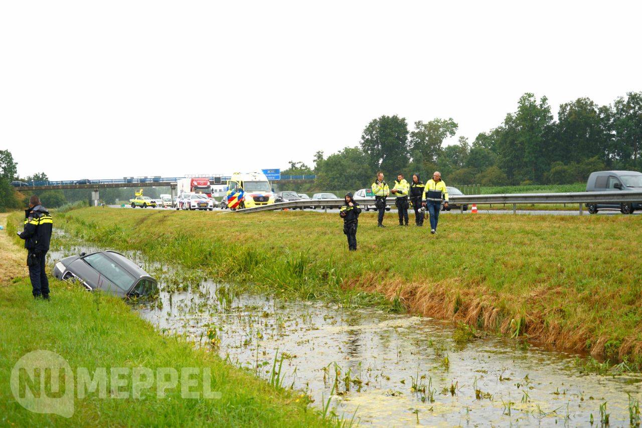 Auto raakt te water langs A28 bij Rouveen: bestuurder en kind ongedeerd ...