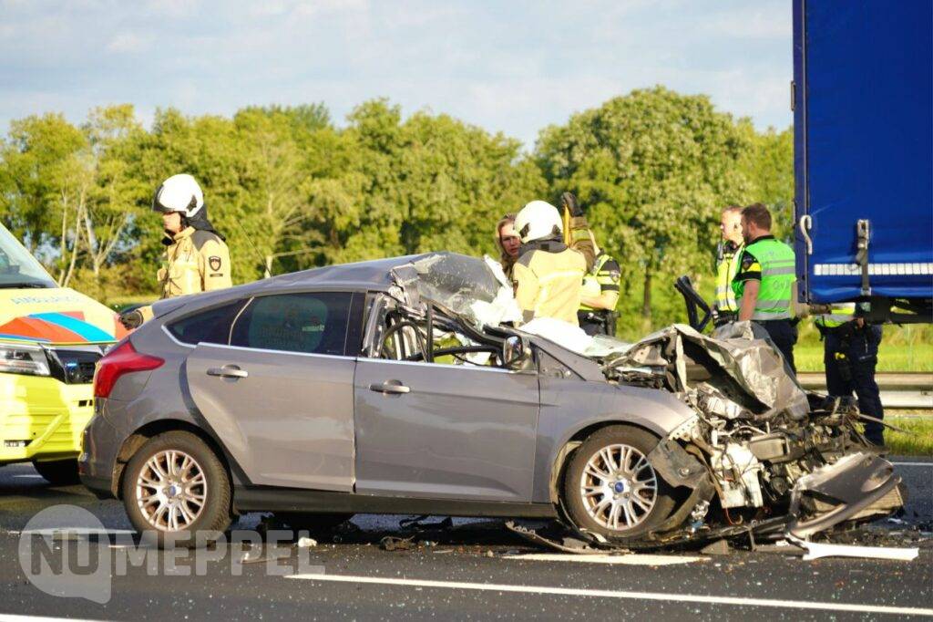 Ernstig ongeval op A28 bij Veeningen: één dode en één zwaargewonde - Numeppel